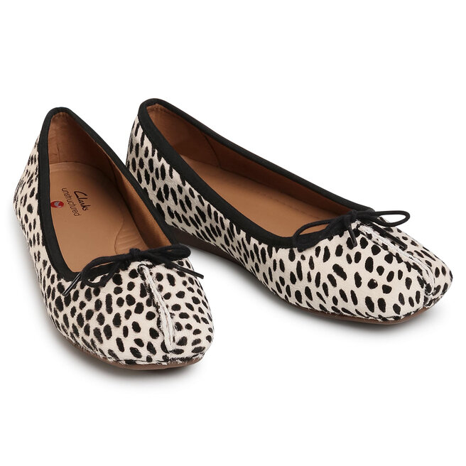 Baleriny Clarks Freckle Ice 261510804 White/Black Leather | eobuwie.com.pl