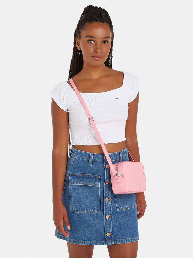 Handtasche Tommy Jeans Tjw Ess Must Camera Bag Patent AW0AW15826 Rosa eschuhe