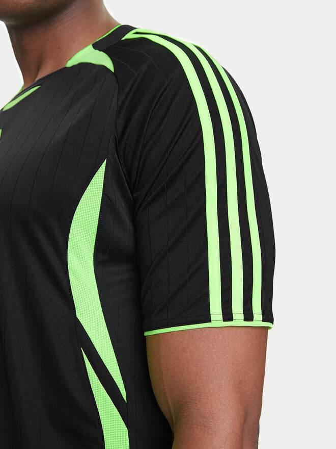 adidas T-Shirt Teamgeist adicolor JW5872 Schwarz Loose Fit | eschuhe.de