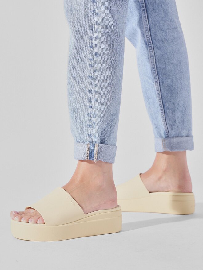 Pantoletten Crocs Crocs Brooklyn Slide 208728 Beige | eschuhe.de