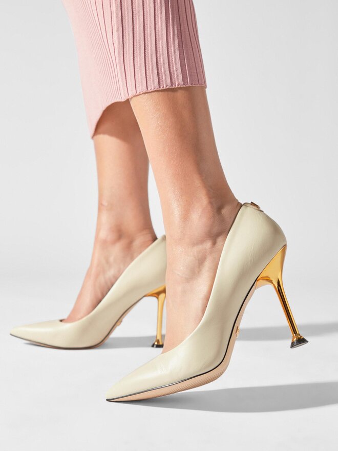 Szpilki Guess Tracker FLPTRK LEA08 Écru | eobuwie.com.pl